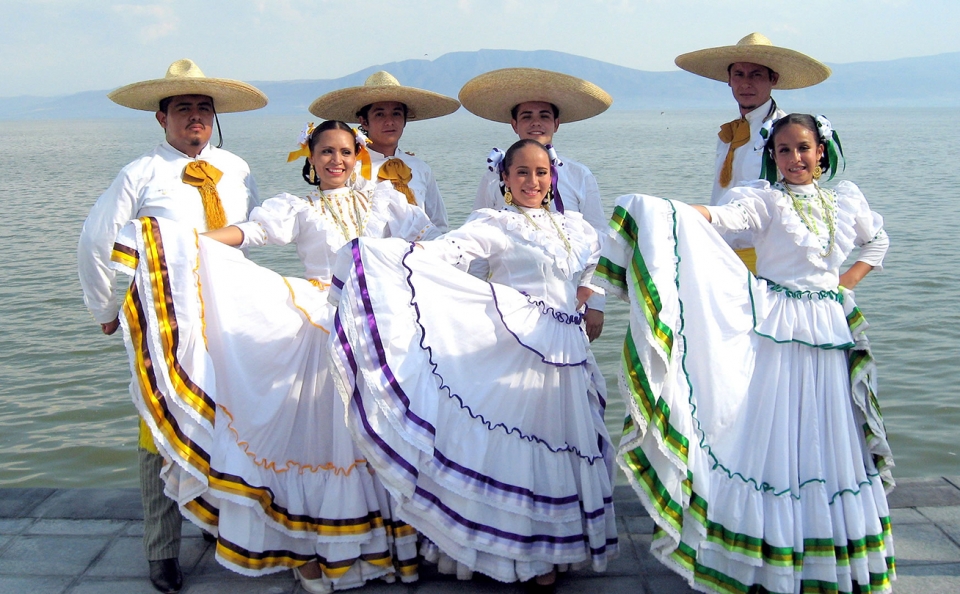 La belleza, el color, y las texturas que dan vida a los trajes típicos ...